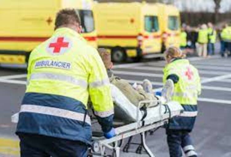 Twintigers riskeren werkstraf en 12 maanden cel voor agressie tegen ambulanciers - De Specialist