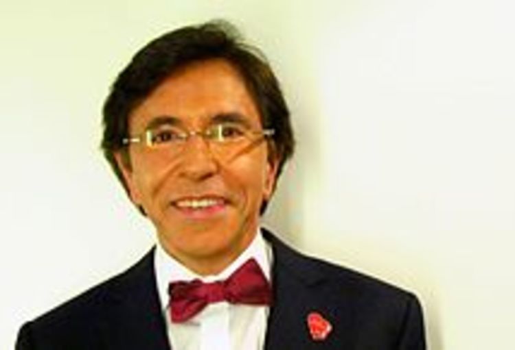 Di Rupo in het ziekenhuis om metalen fixatiemateriaal uit knie te laten ...