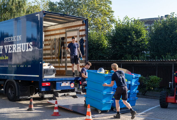 Vandaag start verhuis materiaal ZNA Stuivenberg naar ZNA Cadix ...