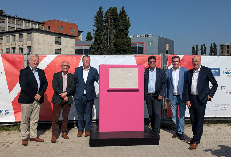 Vitaz legt eerste steen van nieuw ziekenhuis in Lokeren - De Specialist